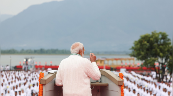 PM Modi performs asanas, leads International Yoga Day celebrations in Srinagar