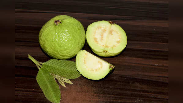 5 reasons to wash hair with boiled guava leaf water