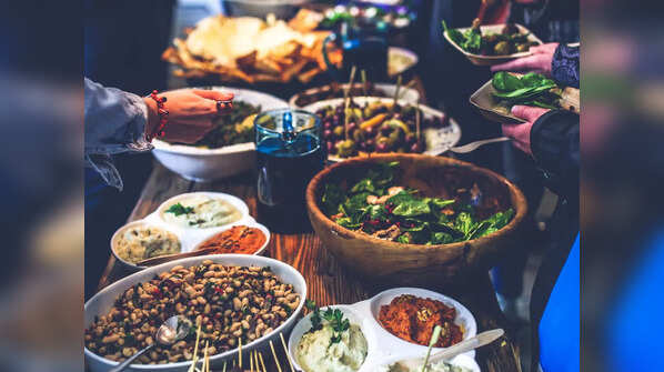 8 DINNER PARTY Etiquettes you must know