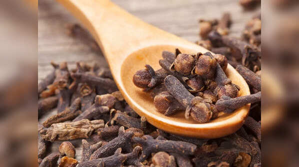 6 reasons to chew Cloves after meals