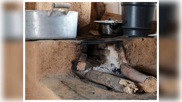 5 benefits of cooking food on a mud chulha (clay stove)