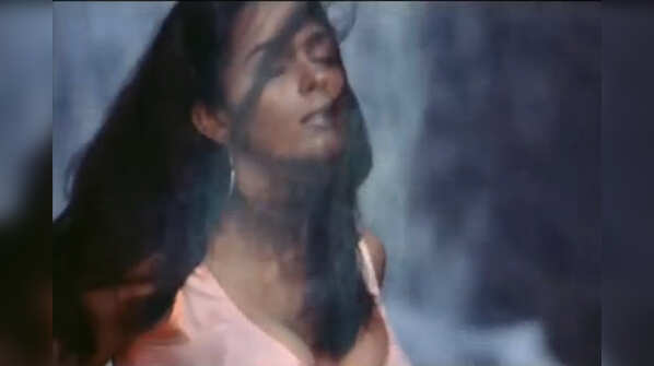 Top 10 Hottest waterfall women in Bollywood