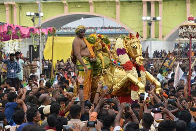 Chithirai festival: Lord Kallazhagar enters river Vaigai; deity’s green ...