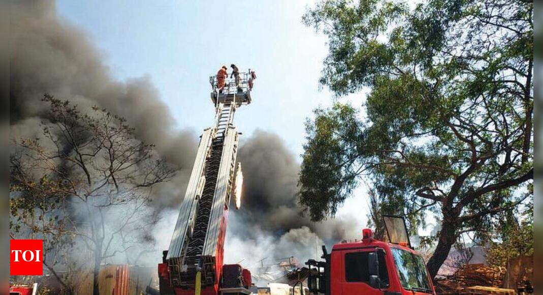 Dhavali fire under control, soil sought to extinguish it | Goa News ...