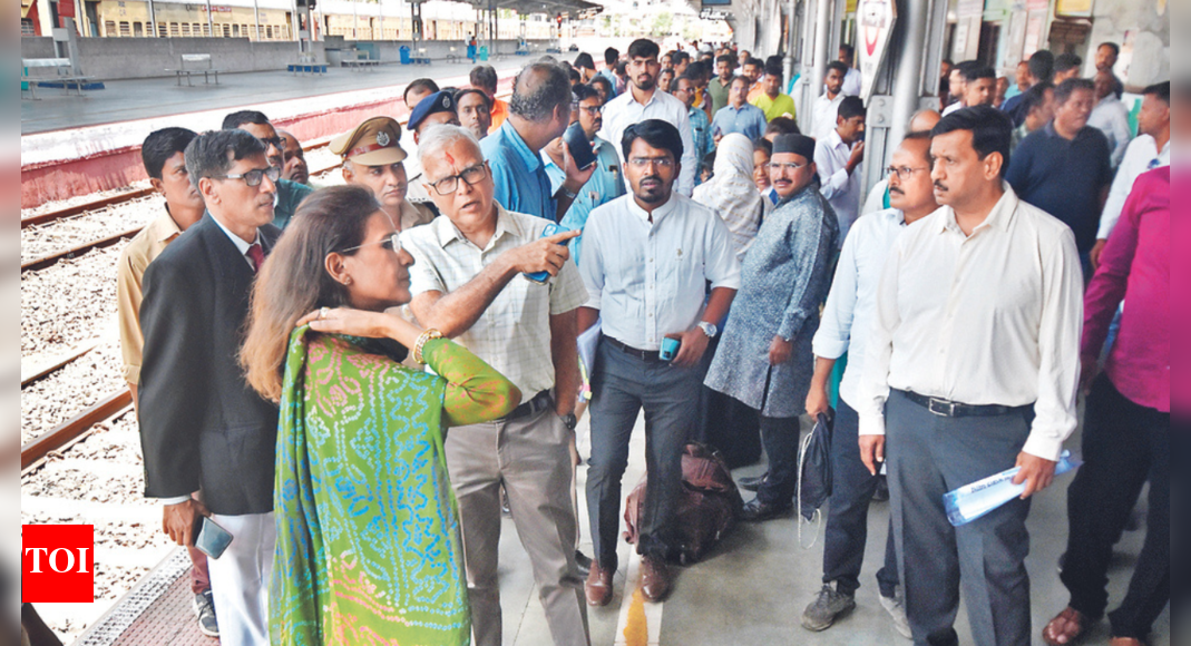 Kolhapur: Cr Gm Inspects Kolhapur Station | Kolhapur News - The Times ...