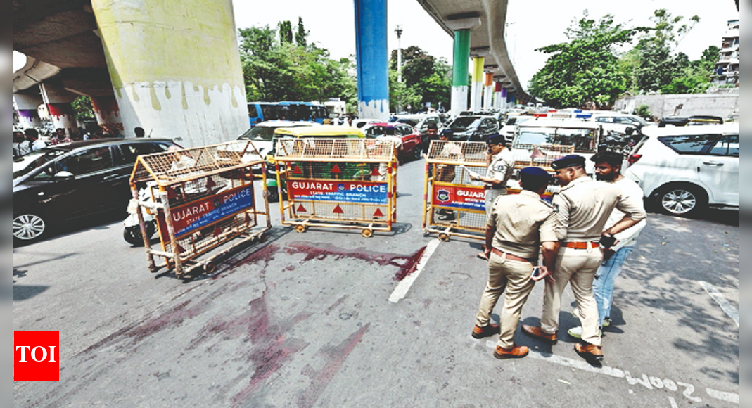 Murder Accused Stabbed To Death Outside City Court | Surat News - Times ...
