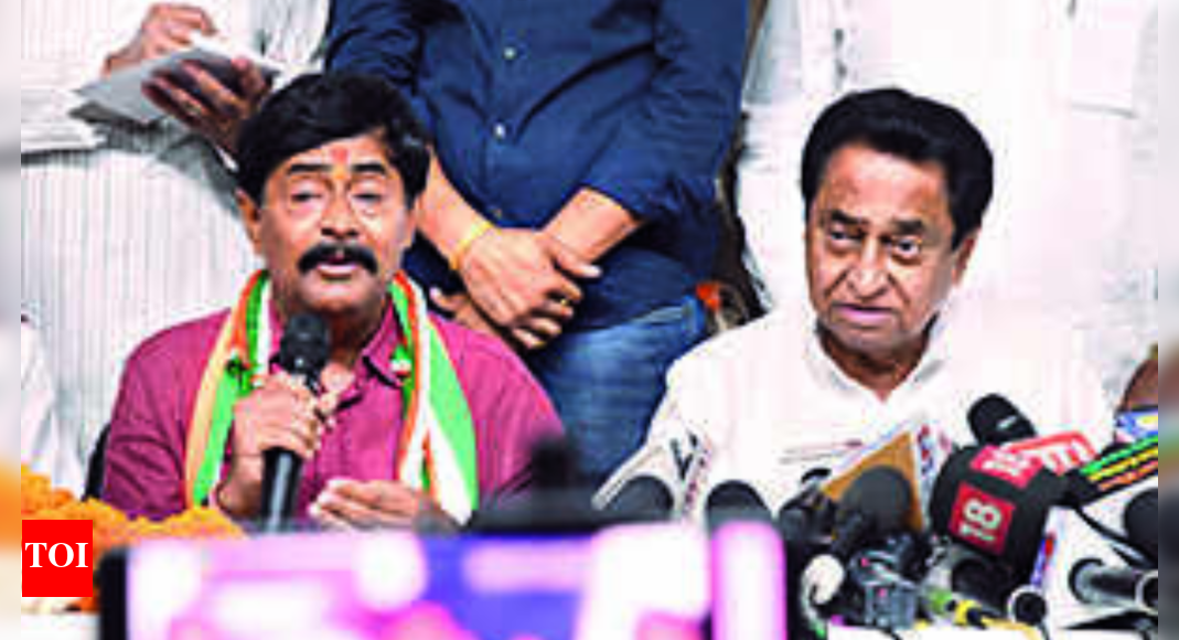 Carrying his father's portrait, Jan Sangh's Deepak Joshi joins Congress ...