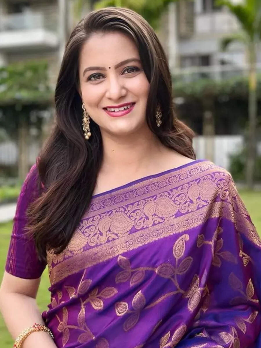 Revati Lele's beautiful pictures in purple saree | Times of India