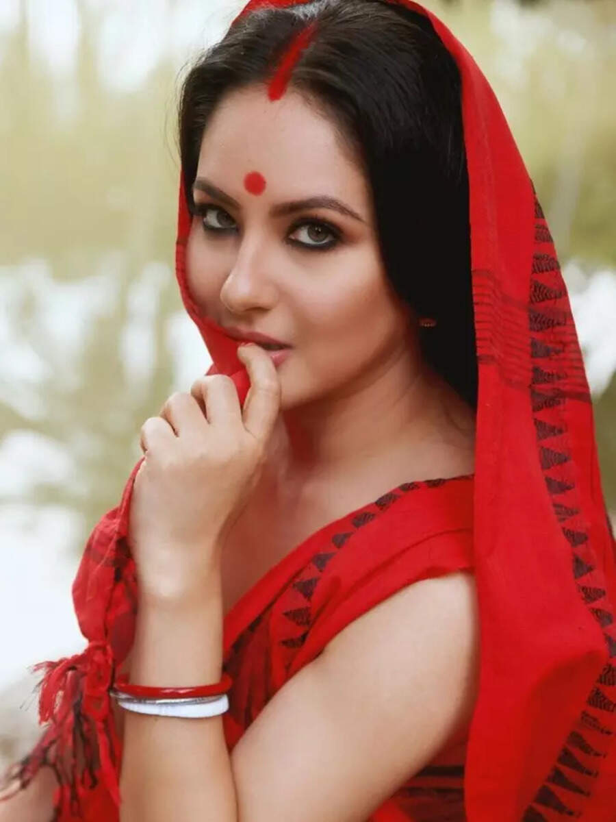 Doting mother Puja Banerjee's stunning saree looks | Times of India