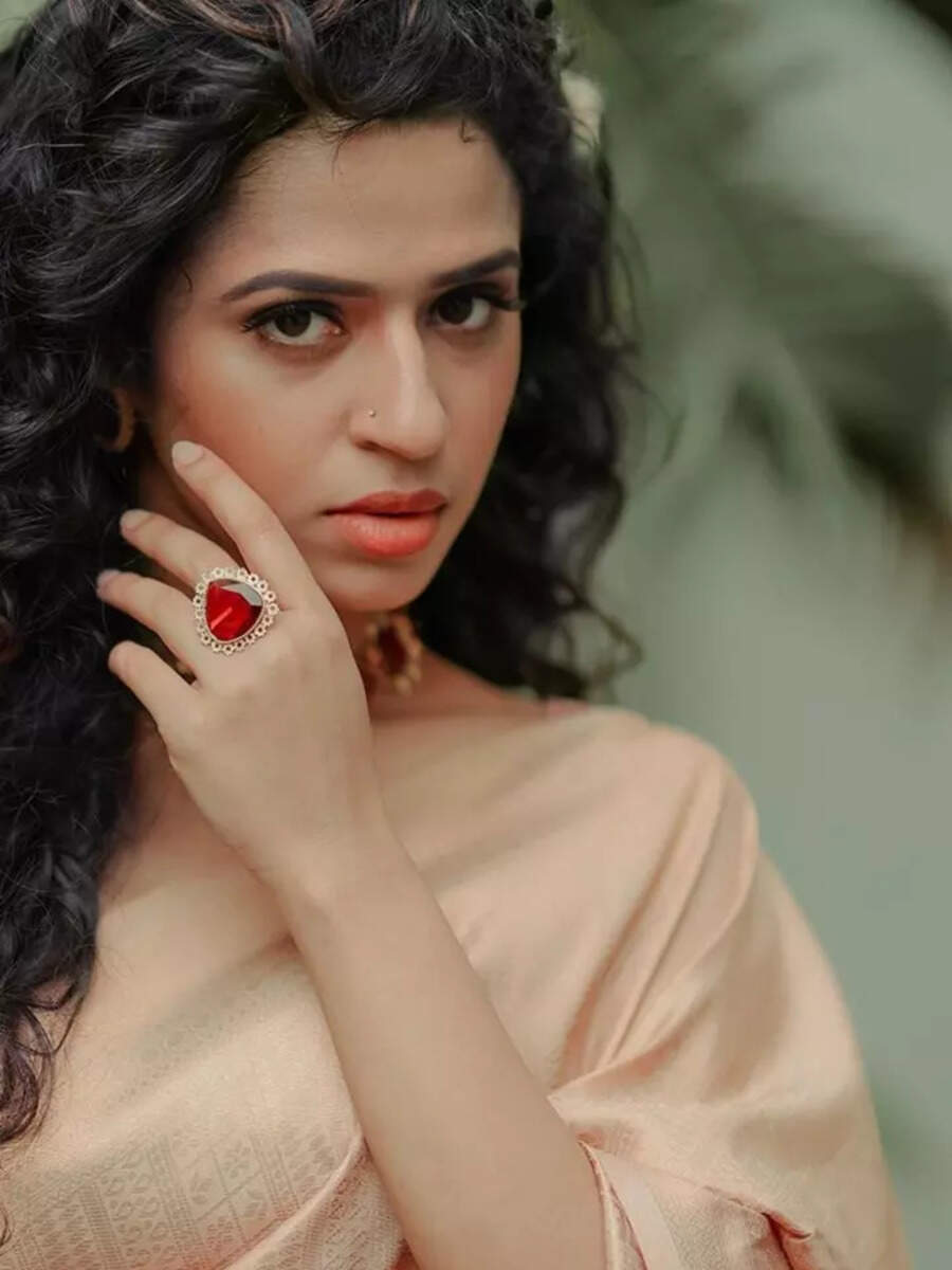 Chic looks of Meenakshi Raveendran | Times of India