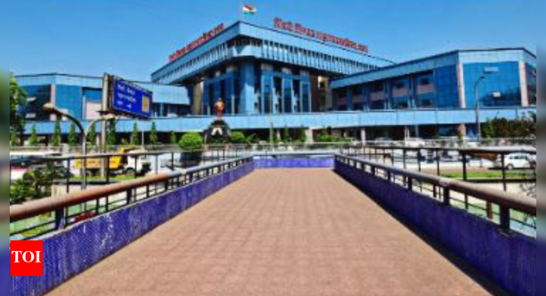 PCMC told to submit hoarding crash probe report | Pune News - Times of ...