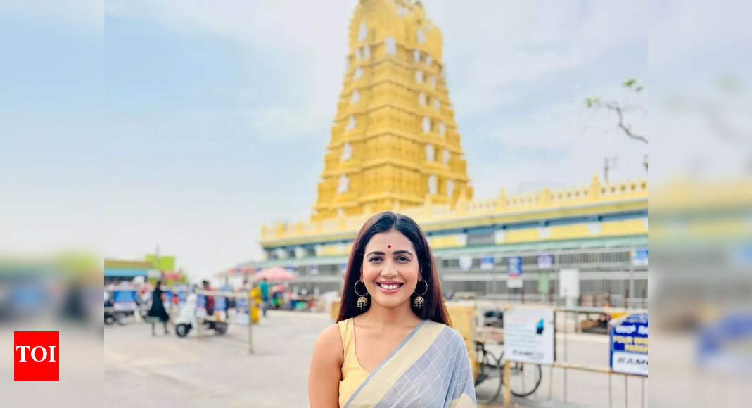 Sara Annaiah visits the Chamundi temple at Mysore after quitting the ...