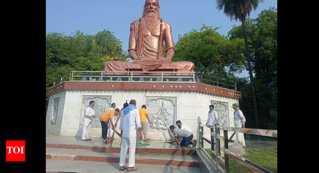 Sri Satya Samiti of Prayagraj keeps statue of Bharadwaj Muni clean for ...