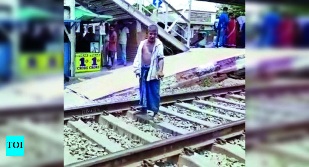Khardah: Failed Rescue Bid: Train Runs Over 2 | Kolkata News - Times of ...