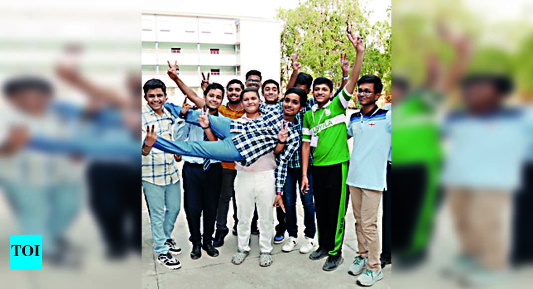 Icse Class X: 2 Boys, 1 Girl Emerge Joint City Toppers With 99.4% Marks ...