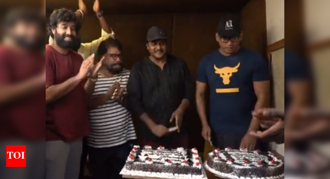 Vishal and Sunil finish shooting for 'Mark Antony'; Check out the cake ...