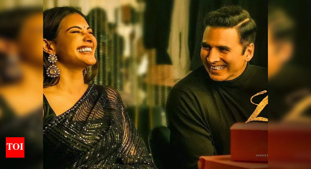 Akshay Kumar, B Praak's sad romantic track 'Kya Loge Tum' out now ...