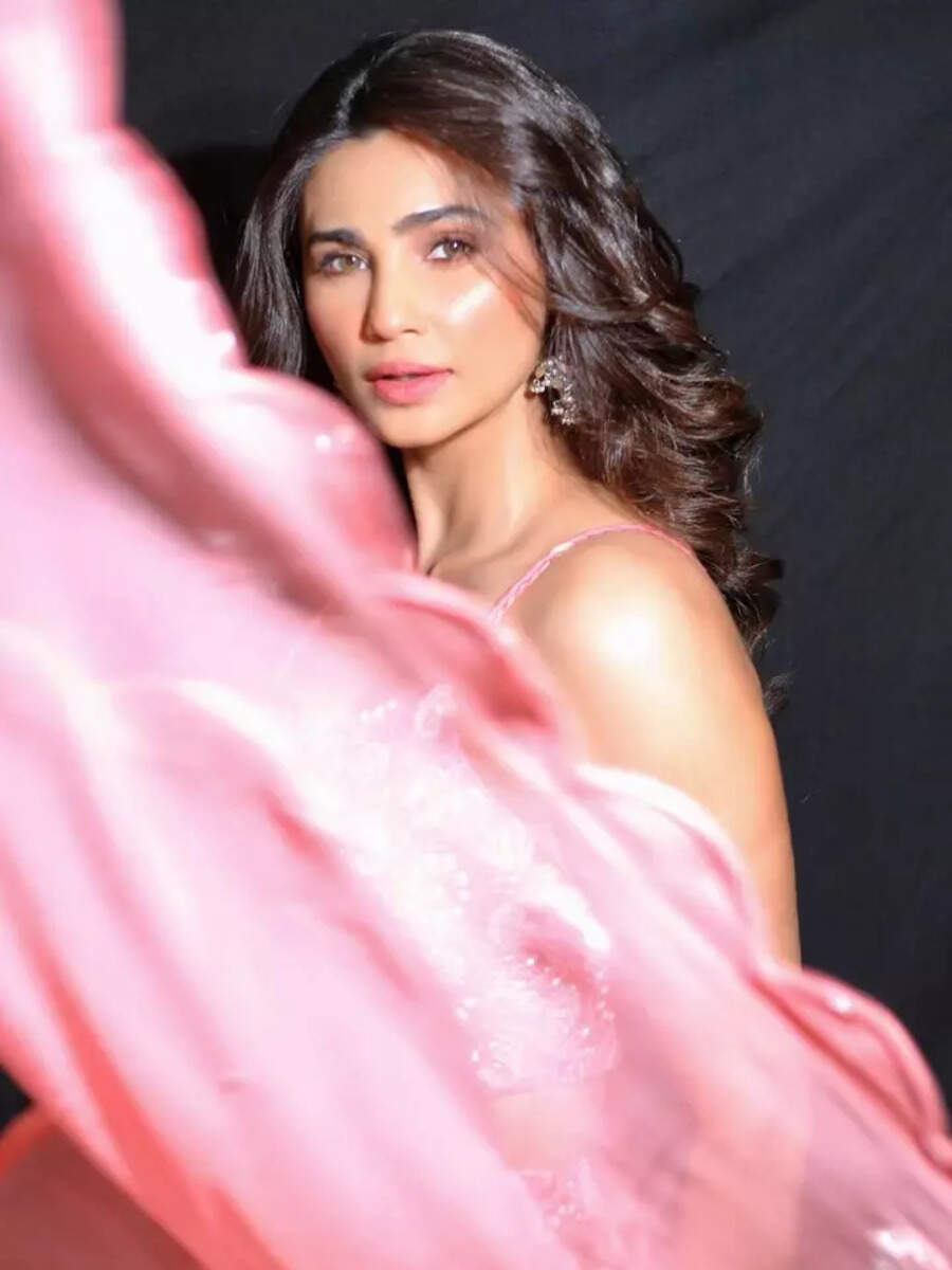 Daisy Shah is ruling social media with her captivating pictures ...