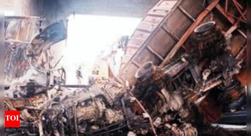 Jaipur Truck Accident: Driver burnt alive as truck falls off flyover in ...