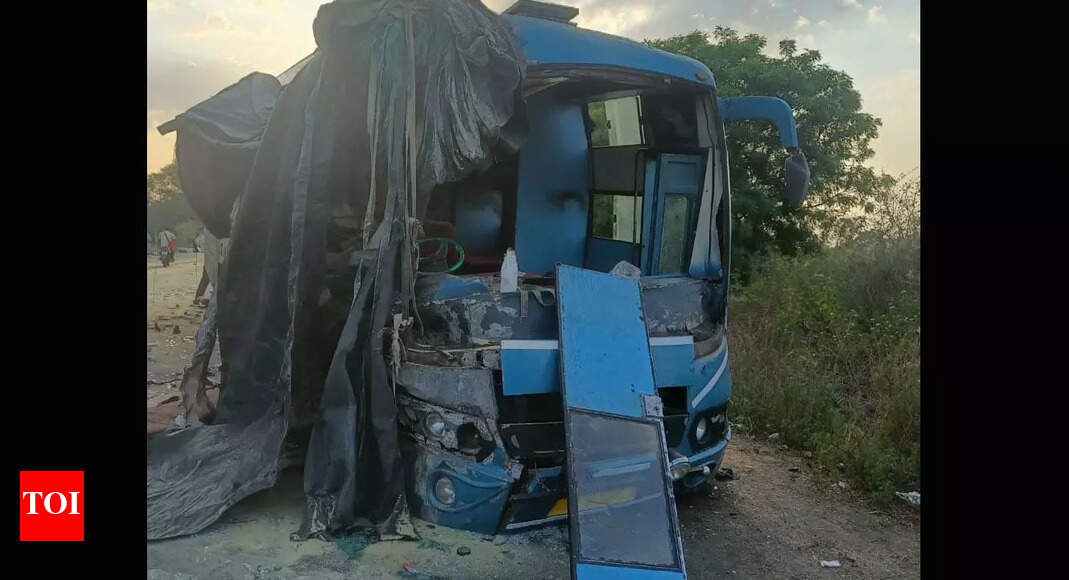 5 killed, several injured in collision between bus and tractor-trolley ...