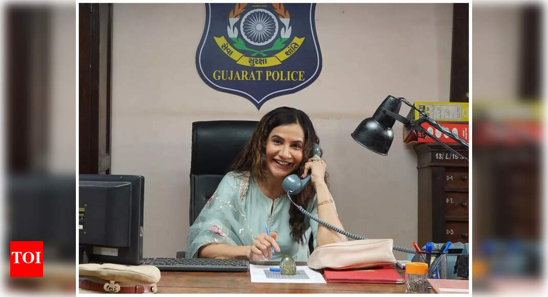 Sonali Lele Desai shares a throwback picture as Commissioner Arundhati Singh | Gujarati Movie ...