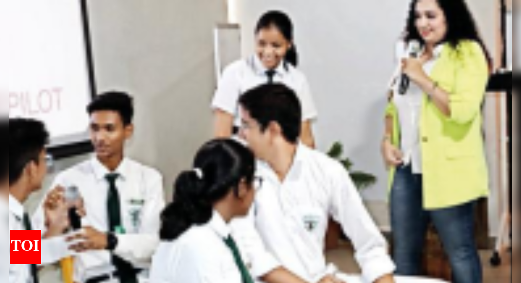 'Girl pilot' motivates Ara school students | Patna News - Times of India
