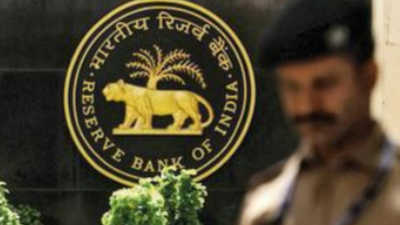 Traders hail RBI move, political parties blast Union government ...