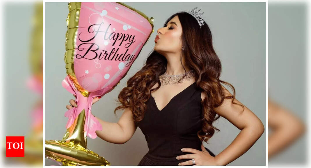Aanchal Shah rings her 22nd birthday in style; check out the pictures ...