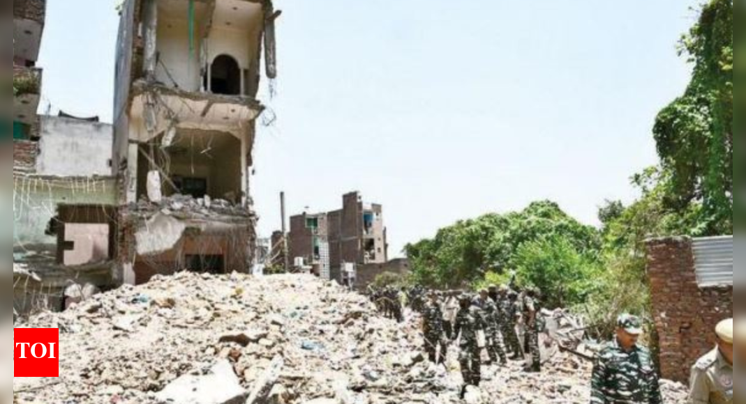 In blazing heat, anger and tears over demolition in east Delhi | Delhi ...