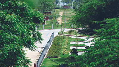 On verge of makeover! Green walking plaza in middle of road | Delhi ...