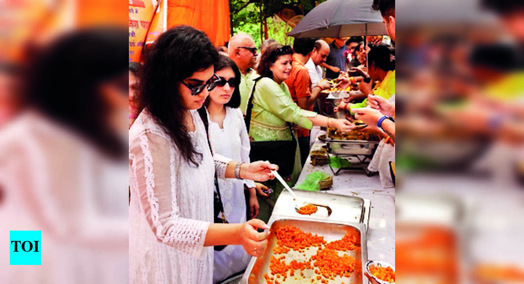 Bhandaras Tickle & Satiate Taste Buds Of Devotees | Lucknow News ...