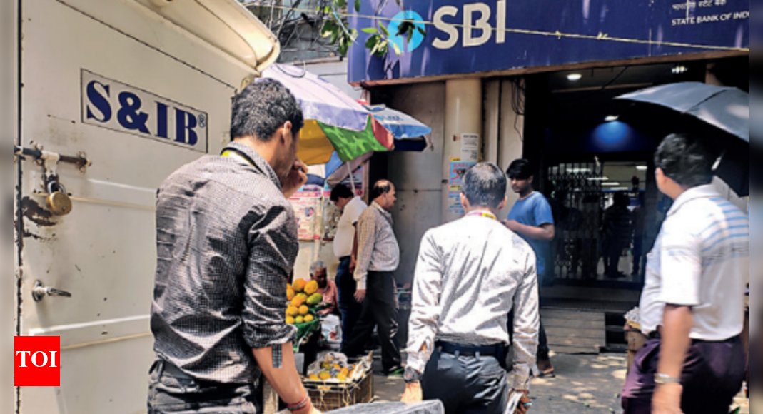 Some Branches Run Out Of Cash On 1st Day Of ₹2k Deposit Regime ...