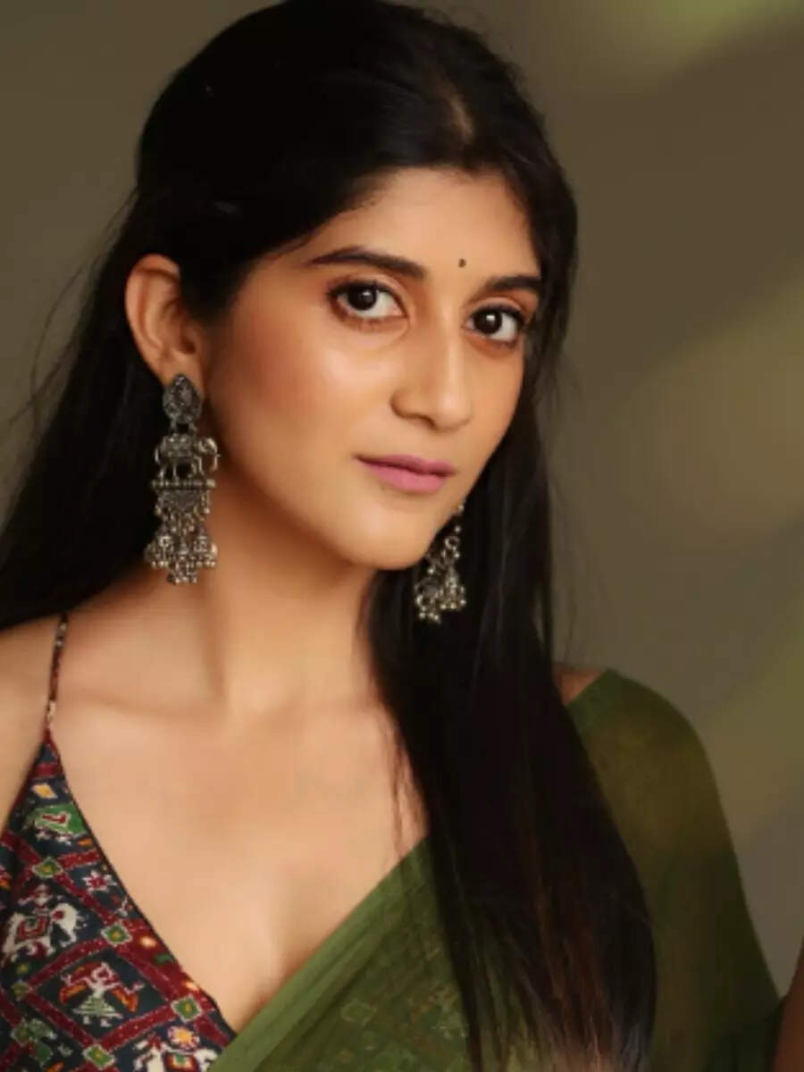 Deeksha Joshi's enticing saree looks | Times of India