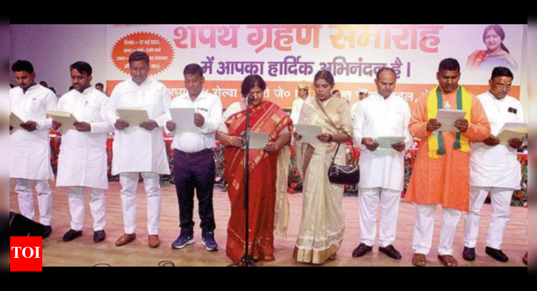 New Gzb mayor, 100 councillors take oath | Ghaziabad News - Times of India