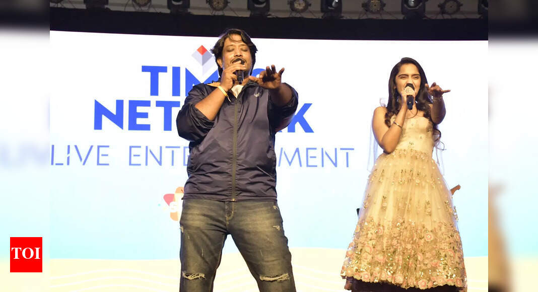 Divya Kumar and Asees Kaur enthrall audience at an event | Events Movie ...
