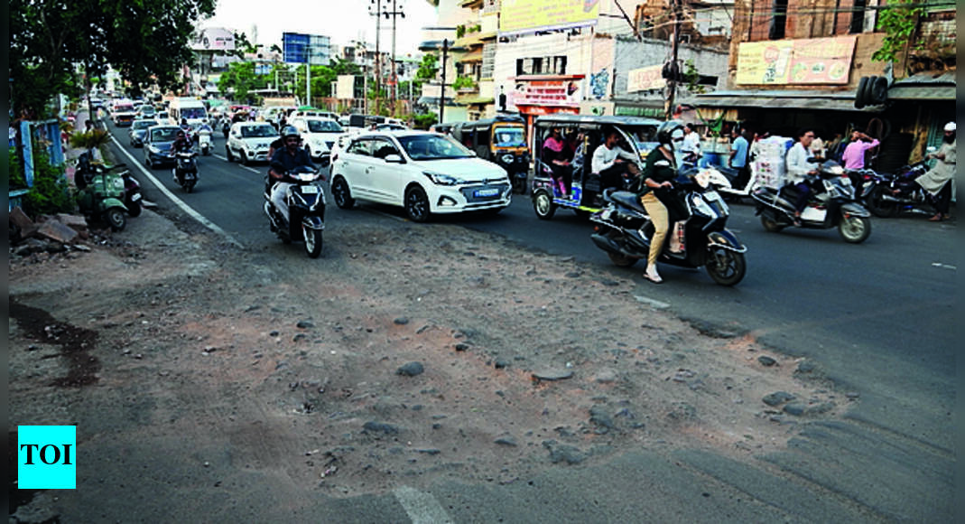 Pwd: Pwd Repairs 1-km Flyover In 28 Days, But Bmc Yet To Fix Road That ...