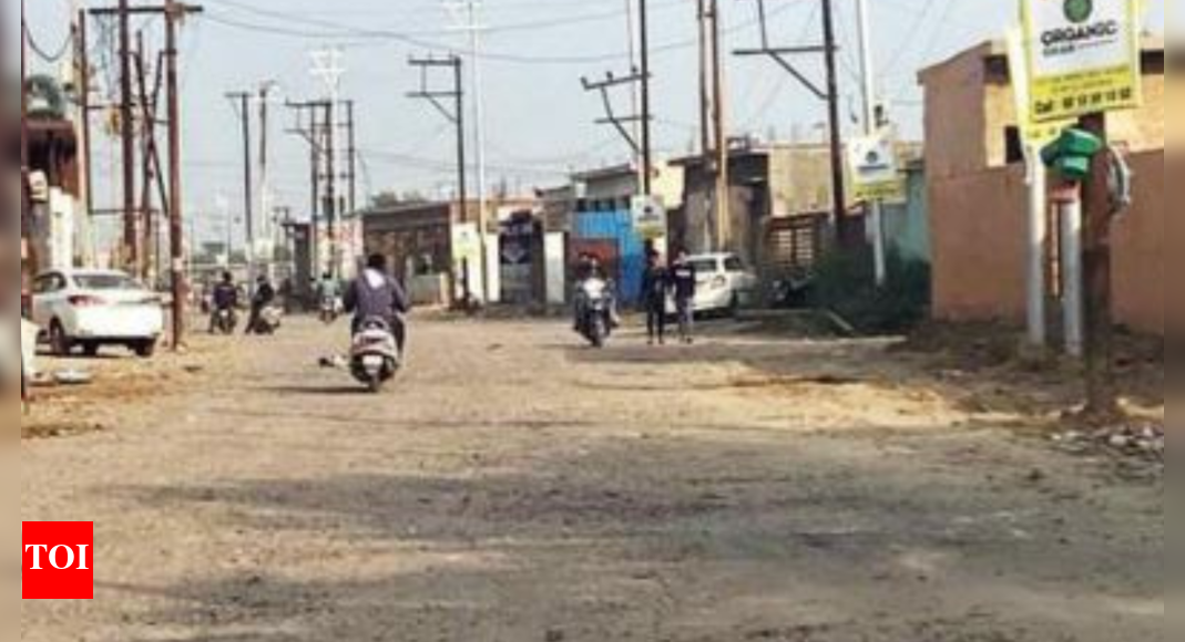 Cratered & Dark: 3km Road To Dme That Even Cabbies Don’t Want To Take | Ghaziabad News - Times ...