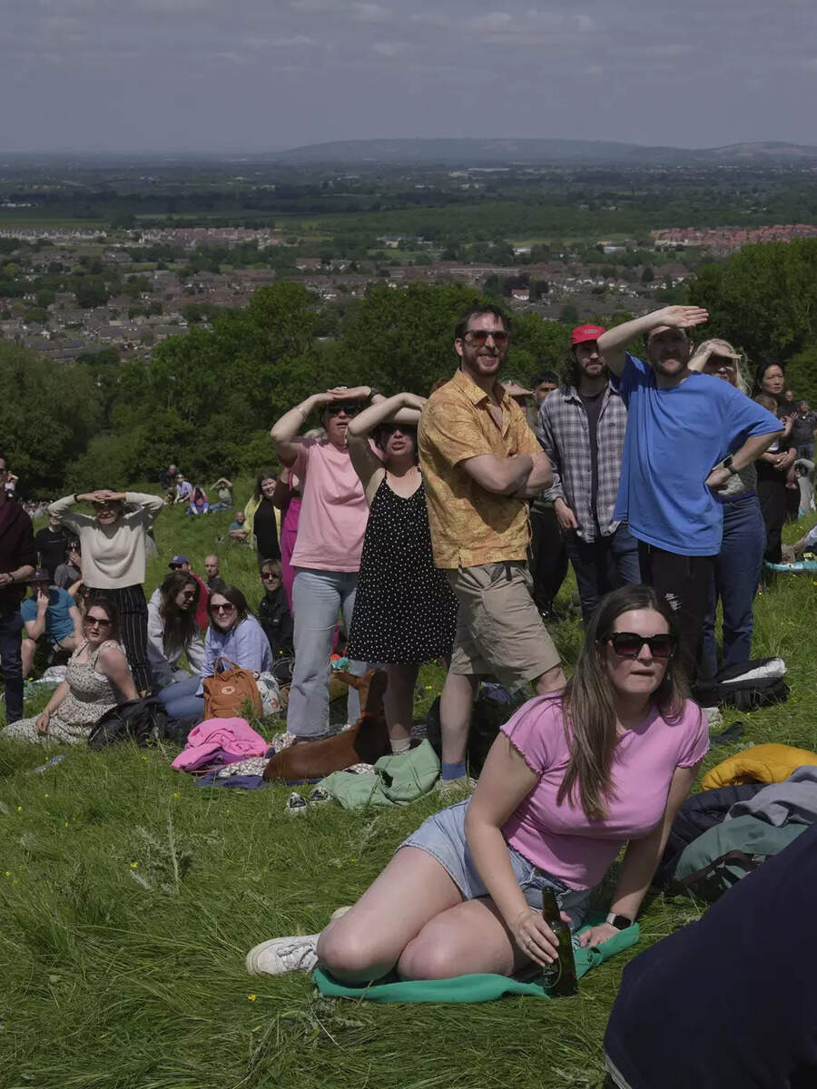 UK: Annual cheese-rolling race draws hundreds of spectators | Times of ...