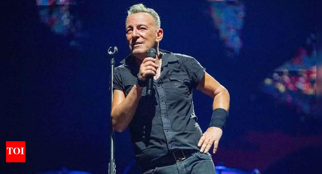 Bruce Springsteen suffers a fall during Amsterdam concert | English ...