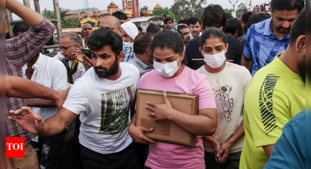 Wrestlers Protest News: Farmers set June 9 deadline for arrest of WFI ...