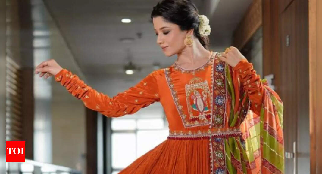 Kinjal Rajpriya embodies elegance and devotion in traditional attire ...