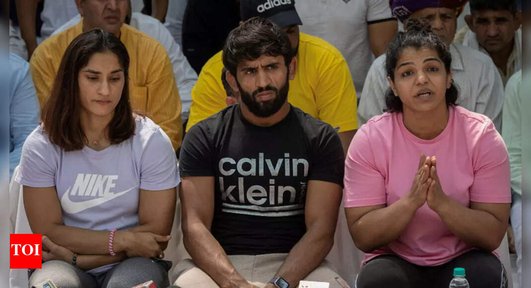 Wrestlers protest news live: Sakshi Malik withdraws from wrestlers ...