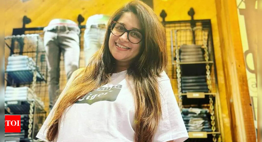 Fans shower love on Dipika Kakar's new baby bump picture; a netizen ...