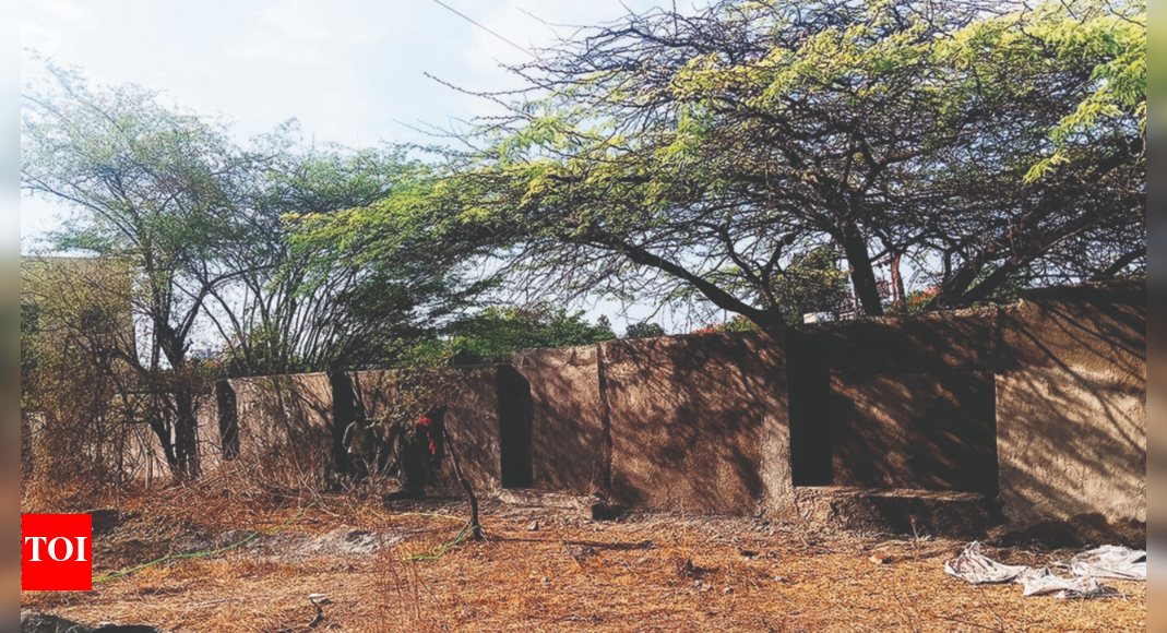 Wanowrie: Wanowrie Defence Quarters’ Residents Worried About Broken ...