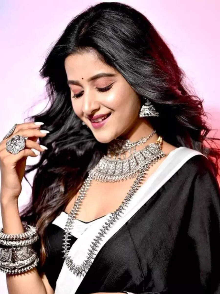 Debchandrima Singha Roy exudes charm in traditional outfits | Times of India
