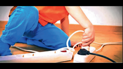 Woman tries to rescue 5-yr-old girl, gets electrocuted at KPHB ...