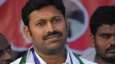 Ex-minister Y S Vivekananda Reddy murder case: YSRCP MP Avinash Reddy 'arrested' by CBI ...