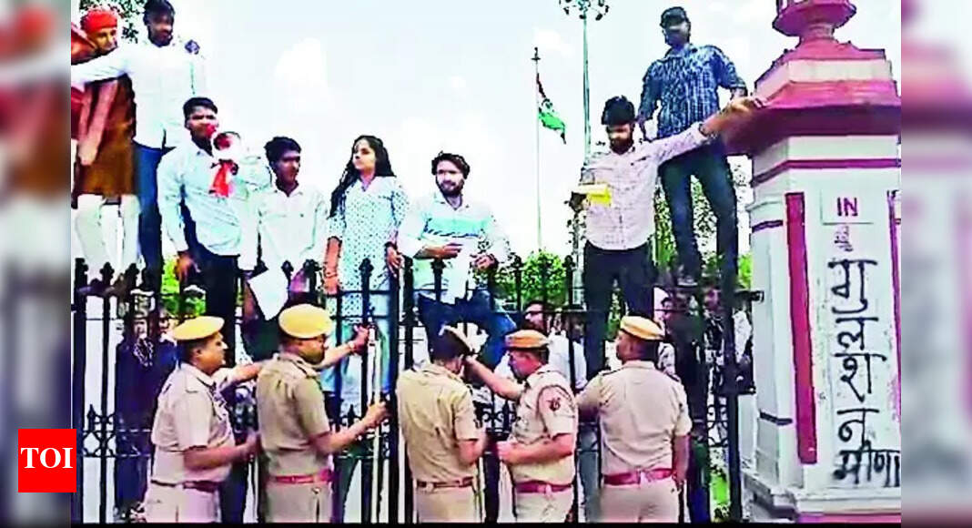 Students Protest At Ru Seeking Better Facilities | Jaipur News - Times ...