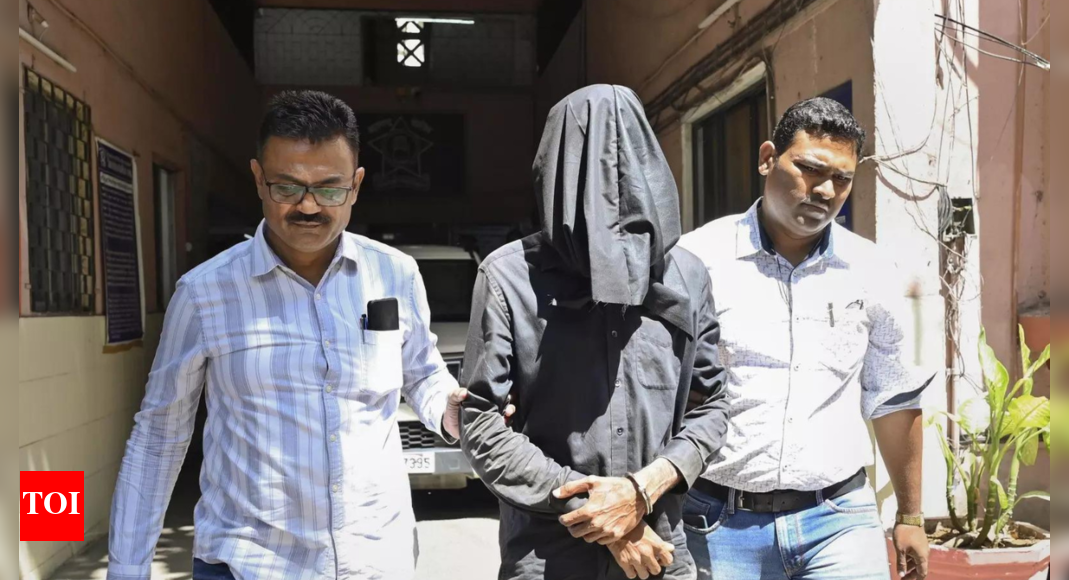 Stench made neighbours look for dead rat | Mumbai News - The Times of India