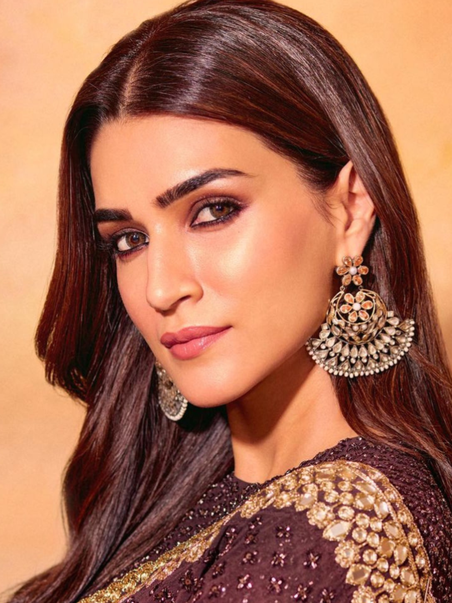 Adipurush Star Kriti Sanon's Net Worth. Know About Her Lavish Cars ...